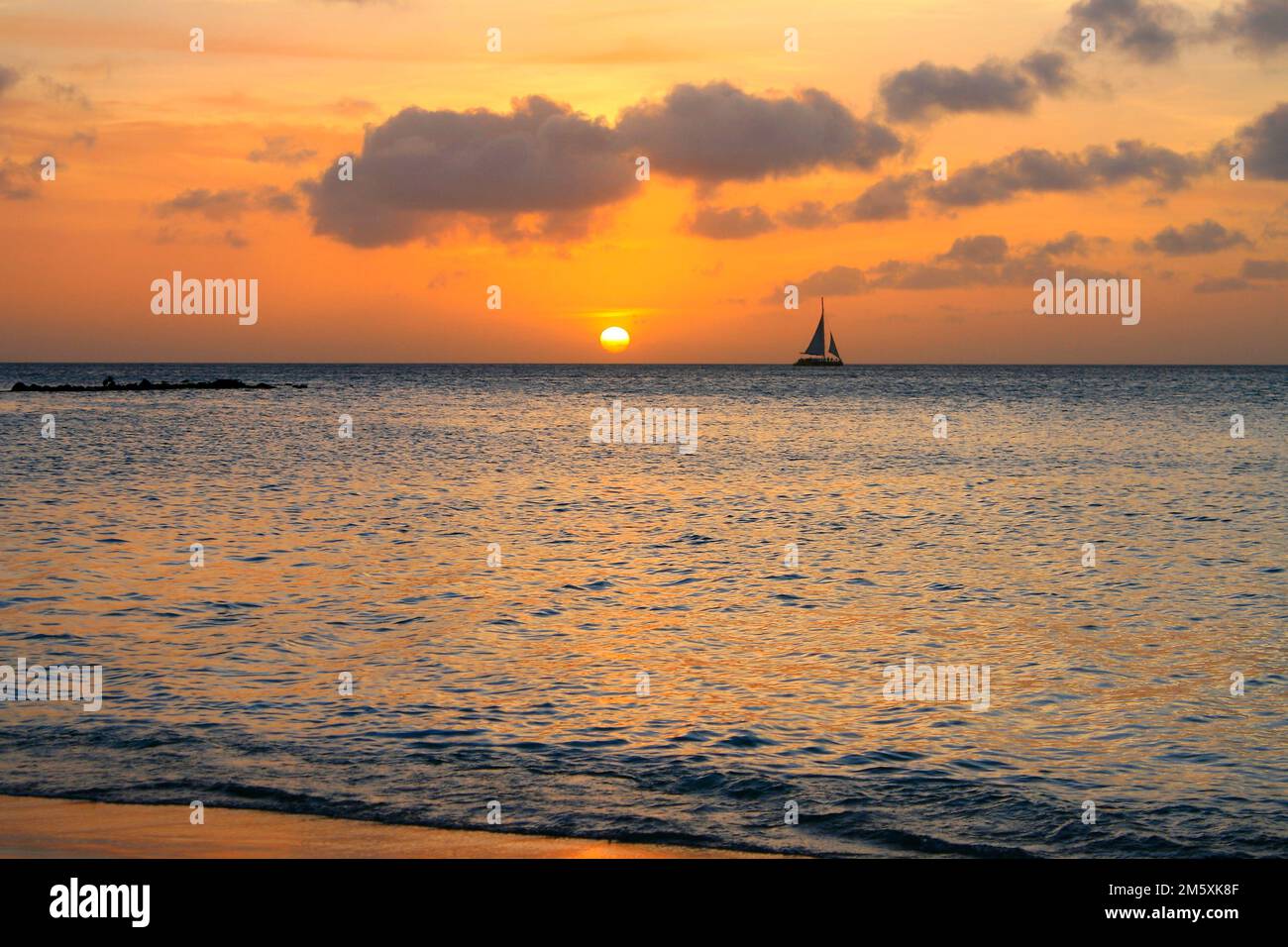 Secluded turquoise beach in Aruba, Caribbean Blue sea, Duth Antilles ...
