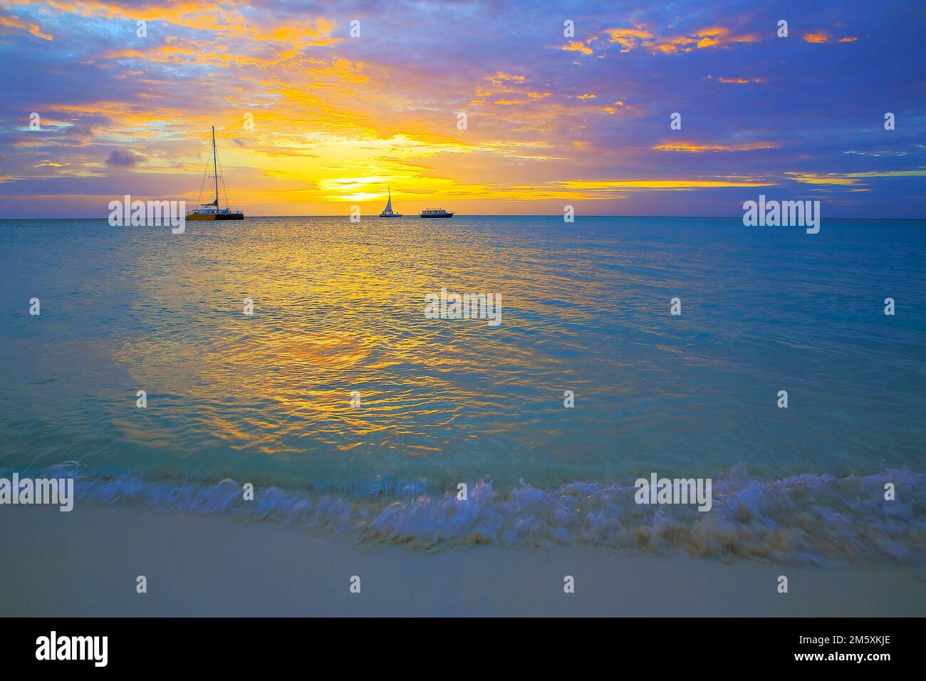 Secluded turquoise beach in Aruba, Caribbean Blue sea, Duth Antilles ...