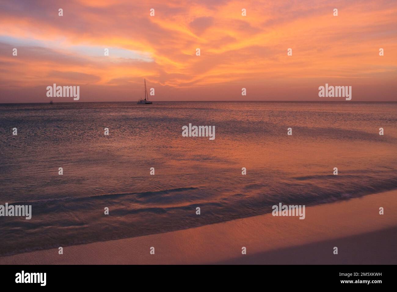 Secluded turquoise beach in Aruba, Caribbean Blue sea, Duth Antilles ...