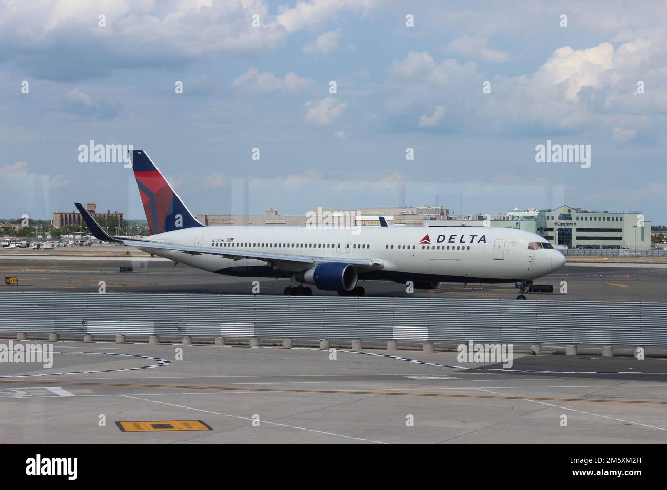 A Delta Air Lines Boeing 767 taxiing at John F. Kennedy International ...
