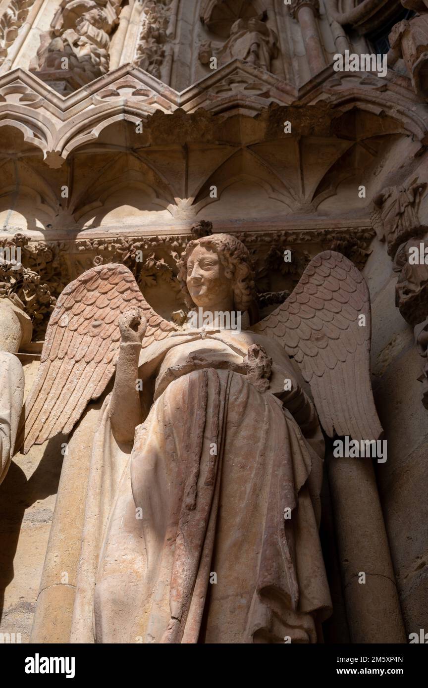 Smiling angel of reims hi-res stock photography and images - Alamy