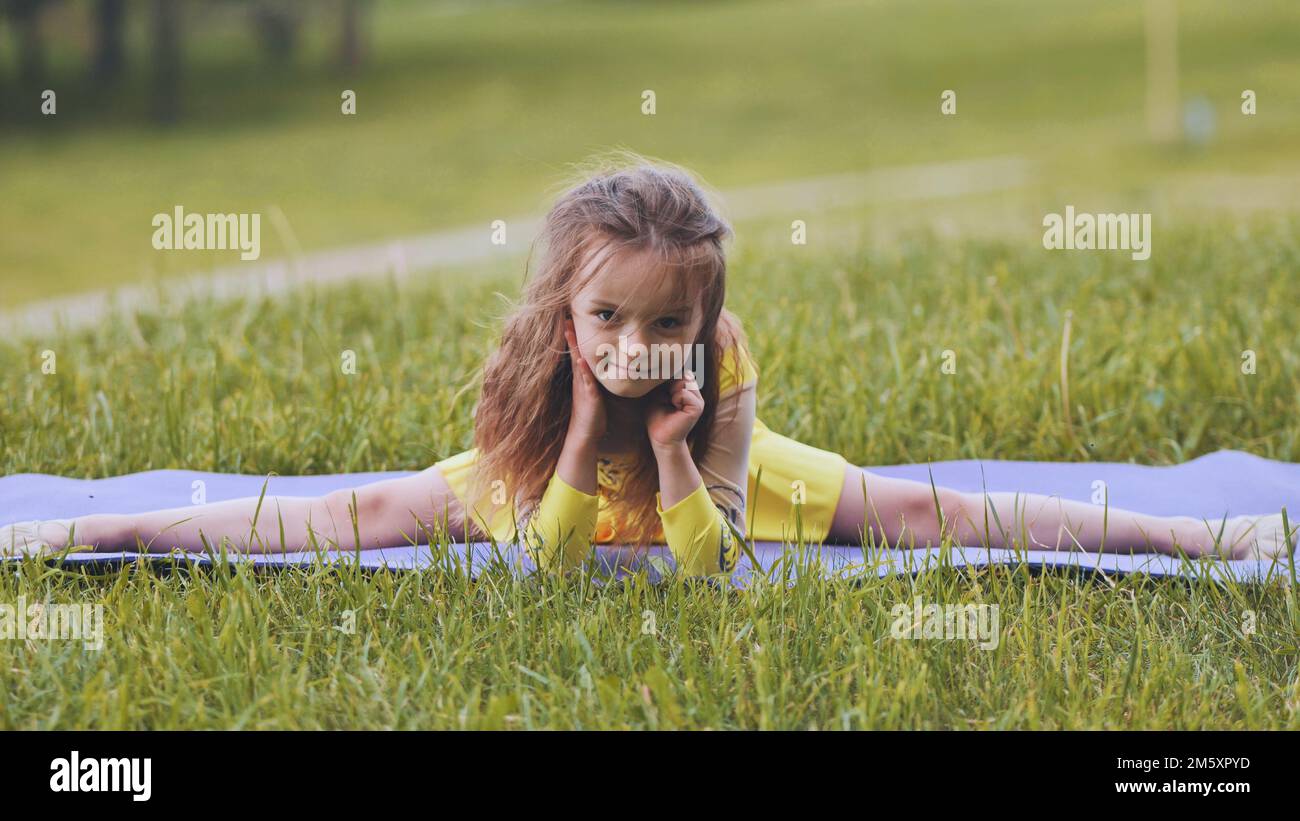 The little girl performs an element of rhythmic gymnastics - splits in ...