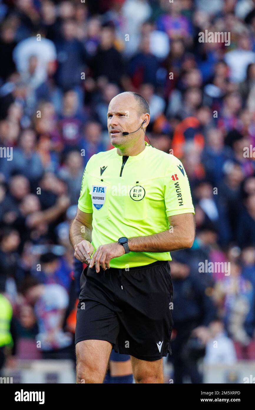 Barcelona, Spain. 31st Dec, 2022. The referee Mateu Lahoz in action ...