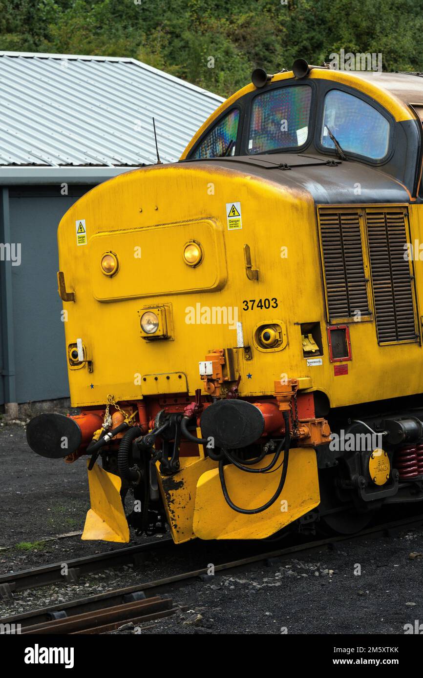 Yellow diesel locomotive Stock Photo - Alamy