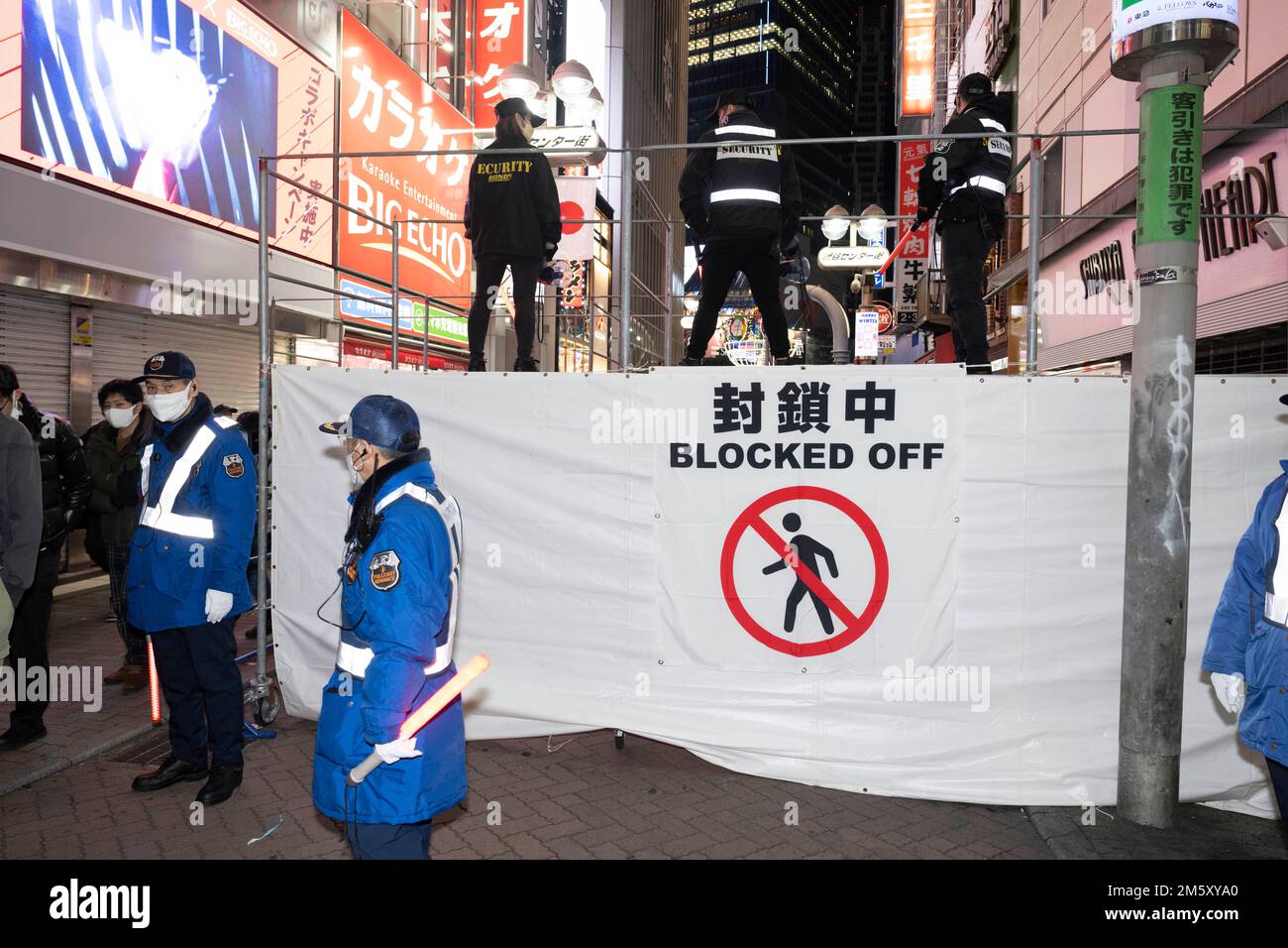 Tokyo, Japan. 31st Dec, 2022. Security guards maintain crowd control in ...