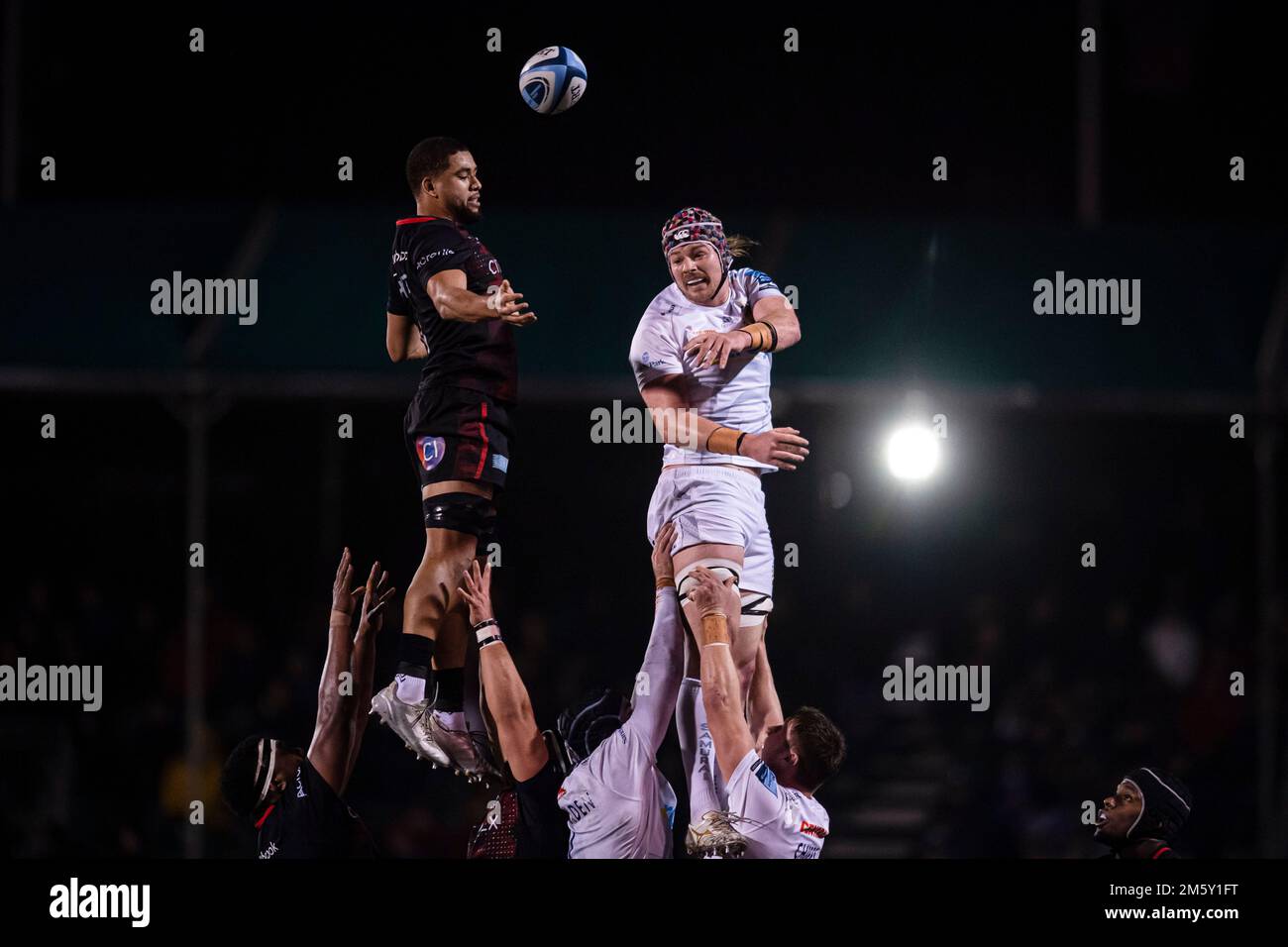 LONDON, UNITED KINGDOM. 31st, Dec 2022. Andy Christie of Saracens (left ...