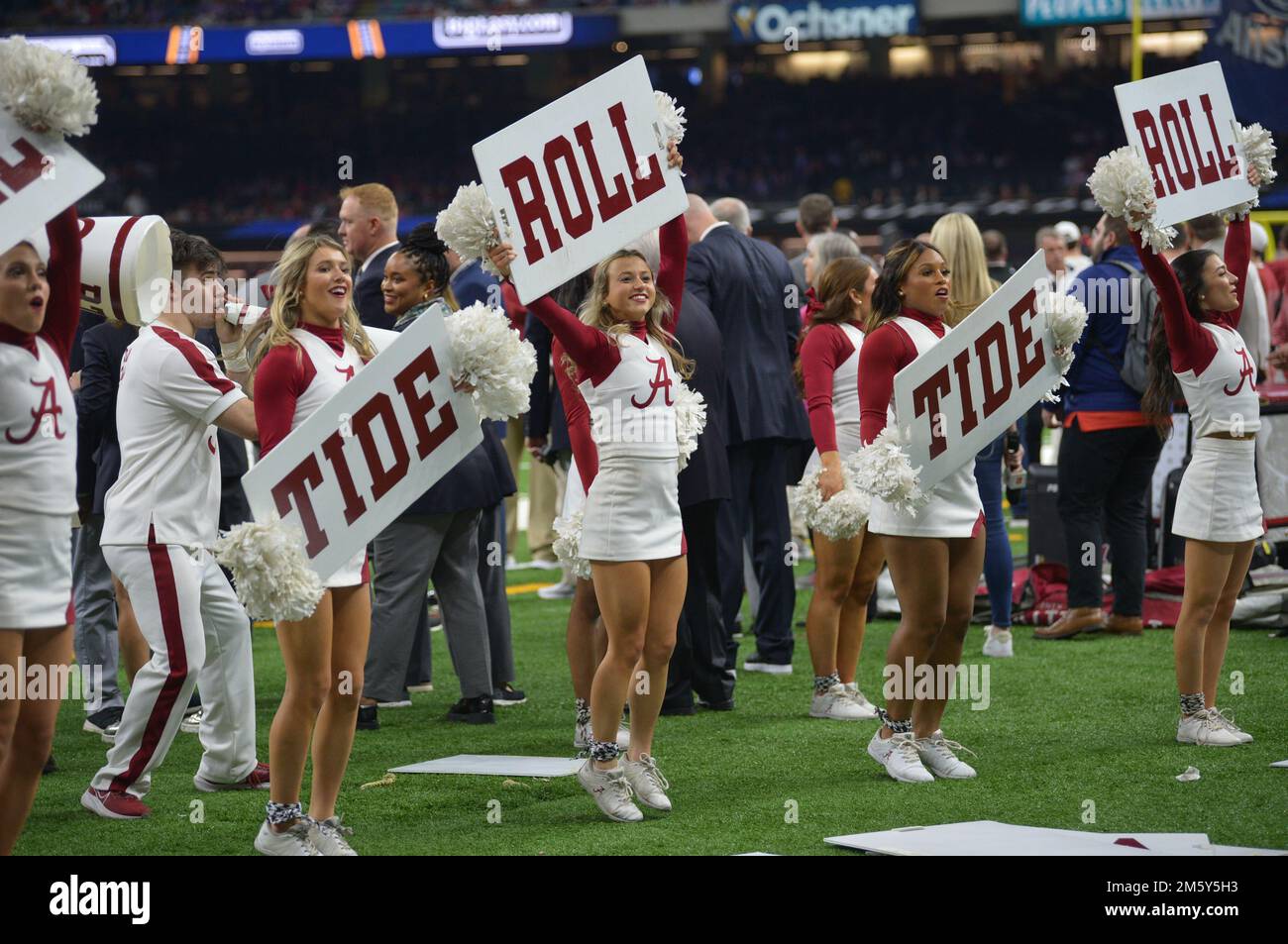New Orleans, LA, USA. 31st Dec, 2022. Alabama Crimson Tide cheerleaders ...