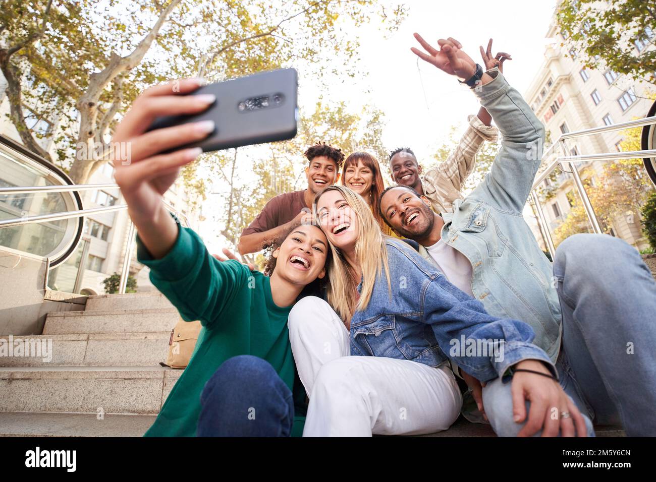 Group teenagers take selfie hi-res stock photography and images - Alamy