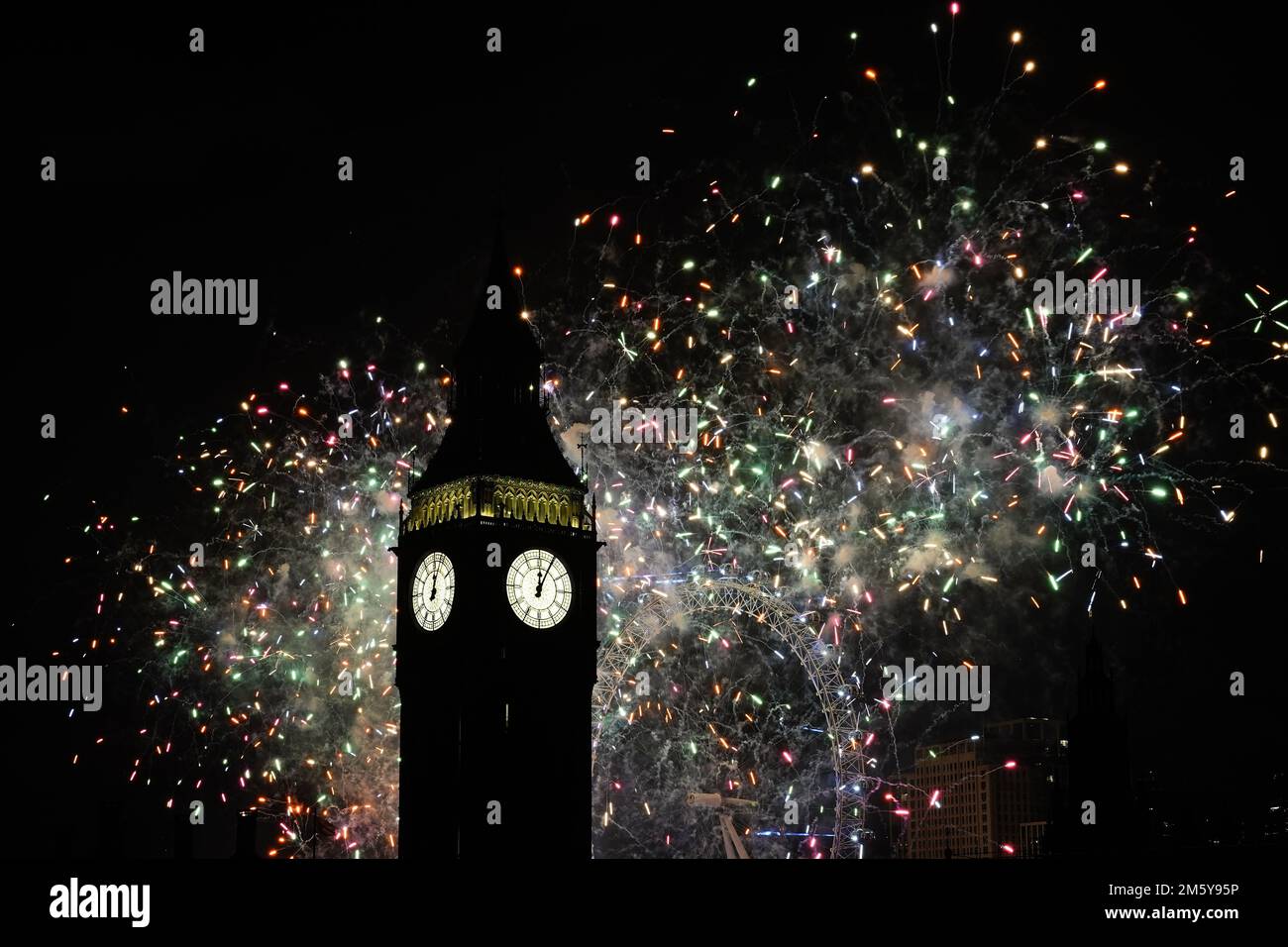 Fireworks illuminate the Elizabeth Tower (Big Ben) and the London Eye ...