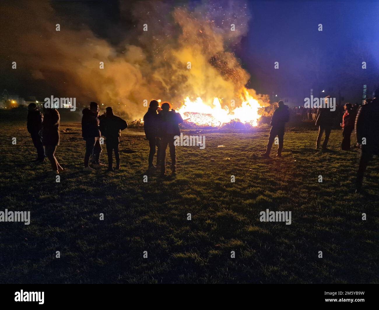 AMSTERDAM - The bonfire in Floradorp was lit on New Year's Eve after ...