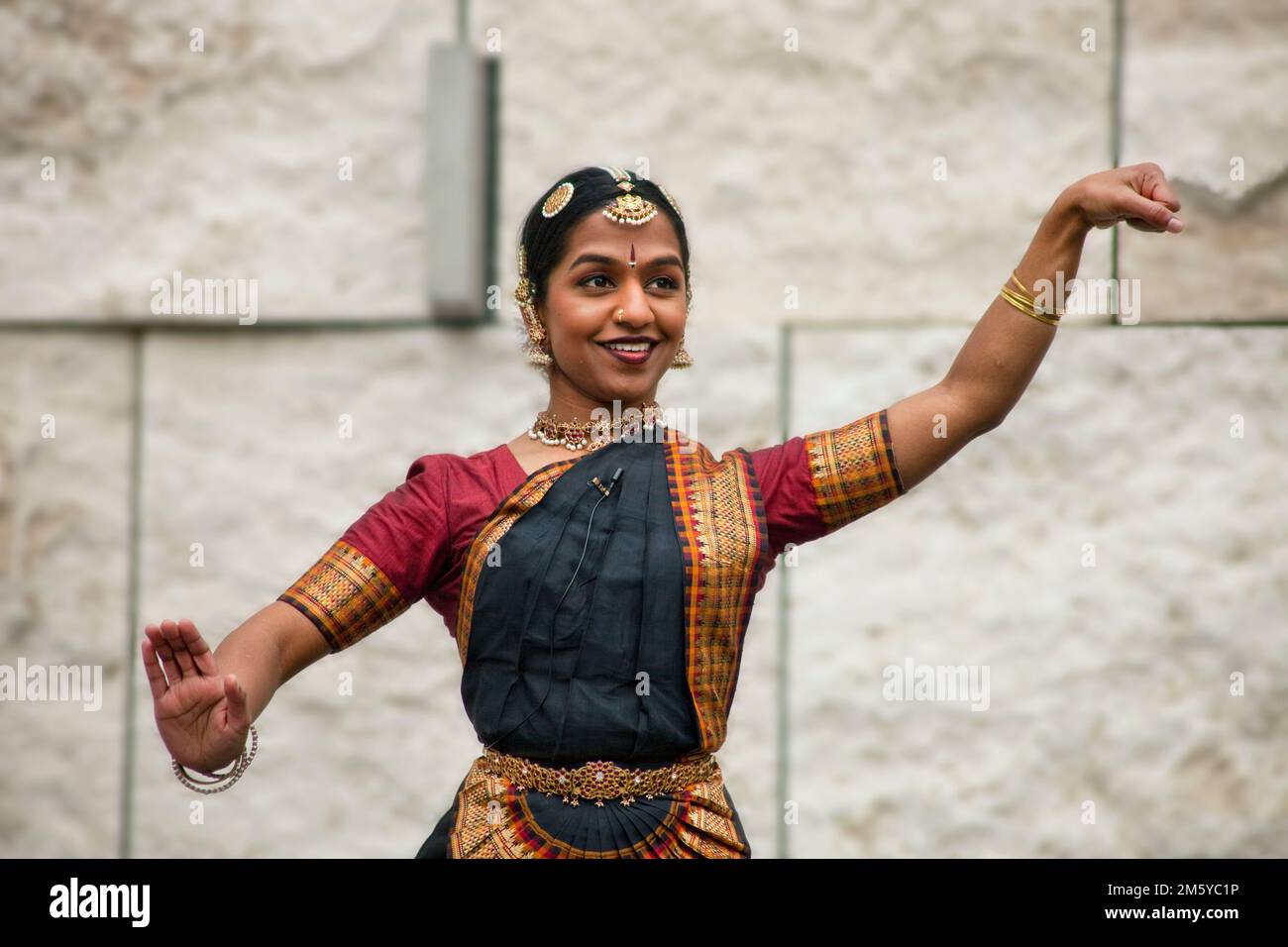 Indian folk dancer Getty Family Festival.tif Stock Photo - Alamy