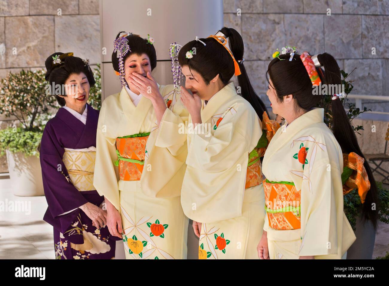 Japanese traditional dancers laughing H Stock Photo - Alamy