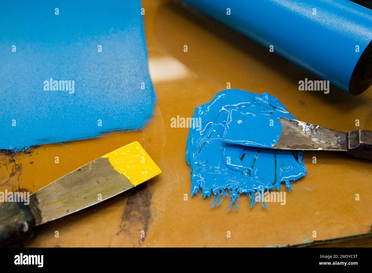 Mixing ink in art school printmaking lab Stock Photo - Alamy