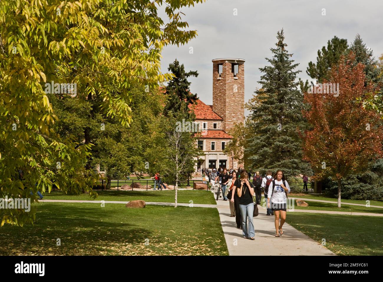 Students on campus H5 U. of CO Boulder Stock Photo - Alamy