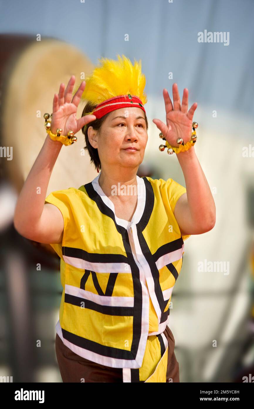 Woman folk dancer at Taiwan festival Stock Photo - Alamy