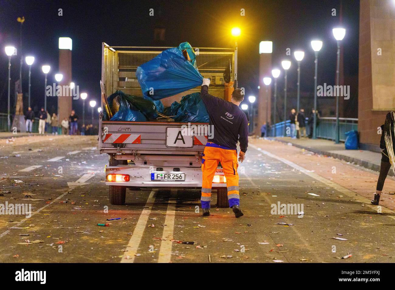 01 January 2023, Hessen, Frankfurt/Main: Employees of the municipal ...