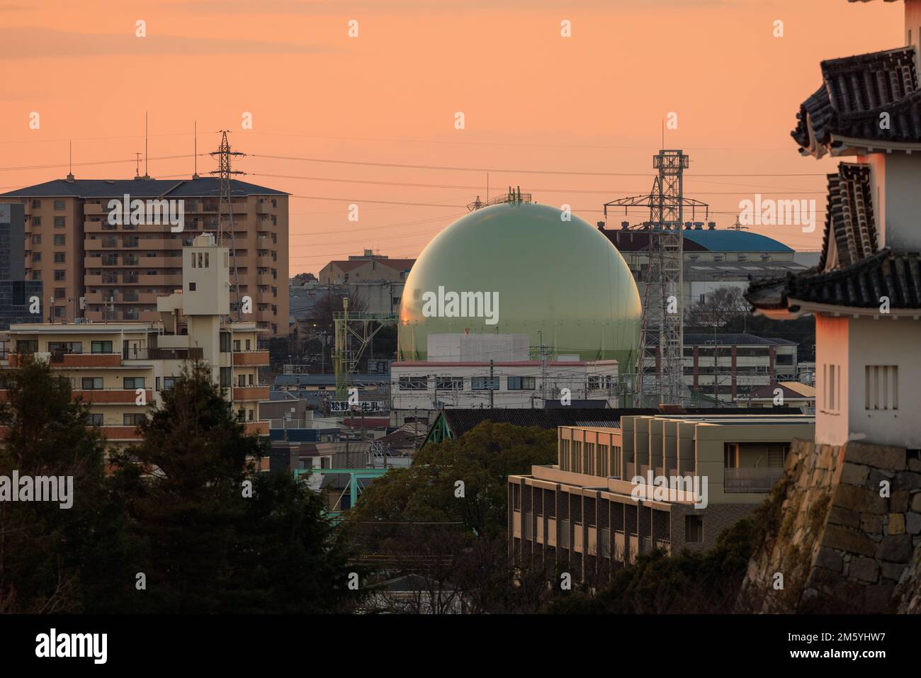 Lng storage plant hi-res stock photography and images - Alamy
