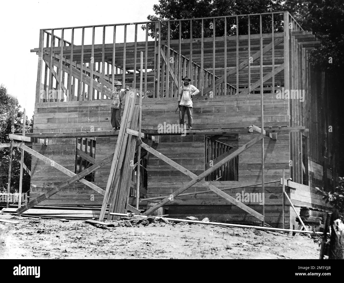 Workmen and building house Black and White Stock Photos & Images - Alamy