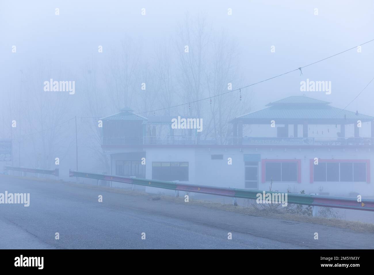 Thick fog low visibility in winter Stock Photo - Alamy