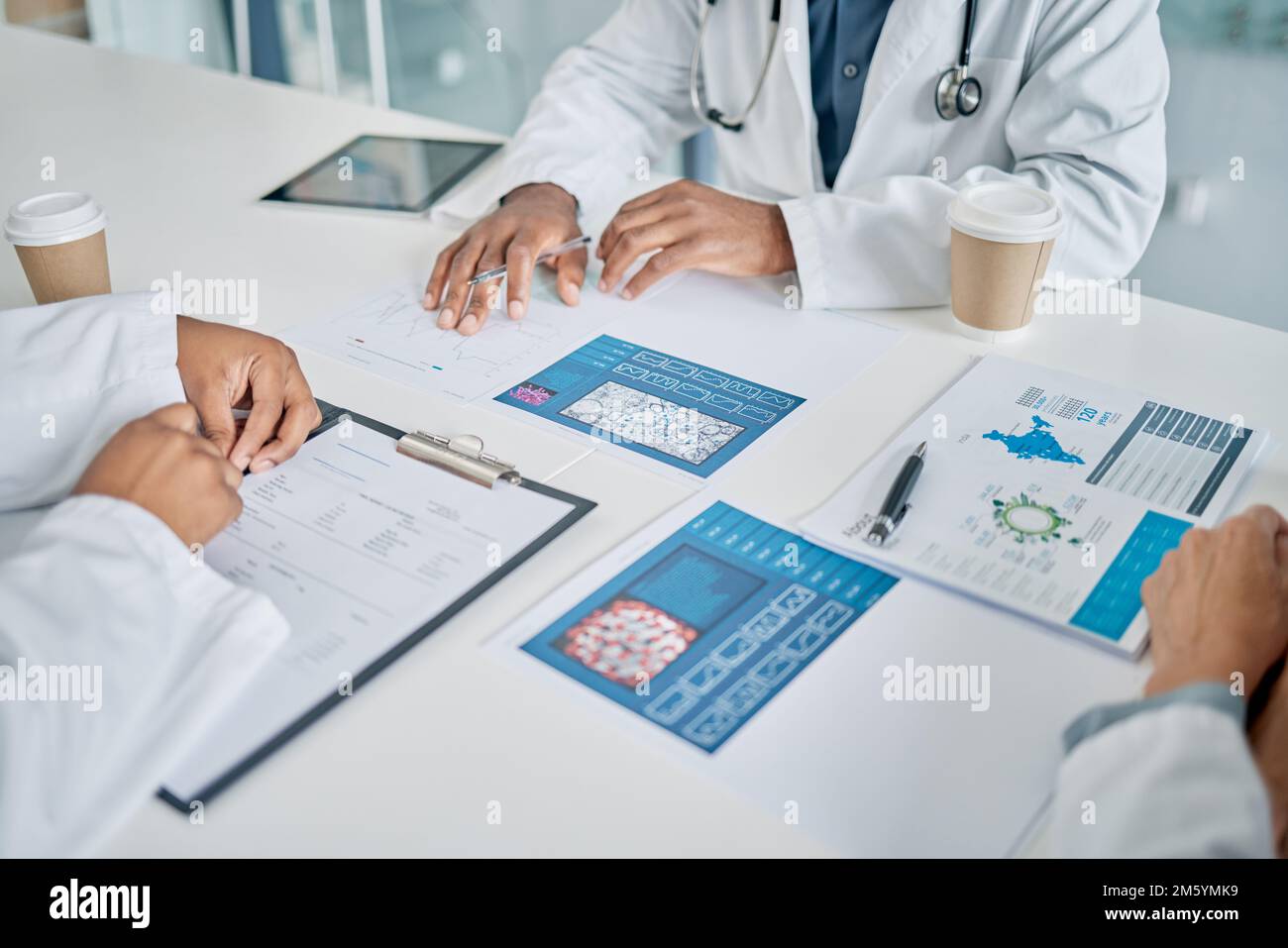 Innovation teamwork cancer research hi-res stock photography and images ...