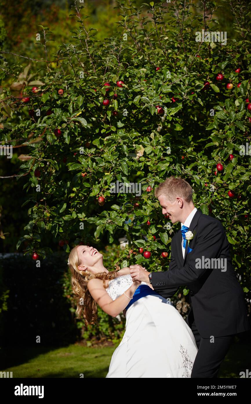 Couple sharing first dance together hi-res stock photography and images ...