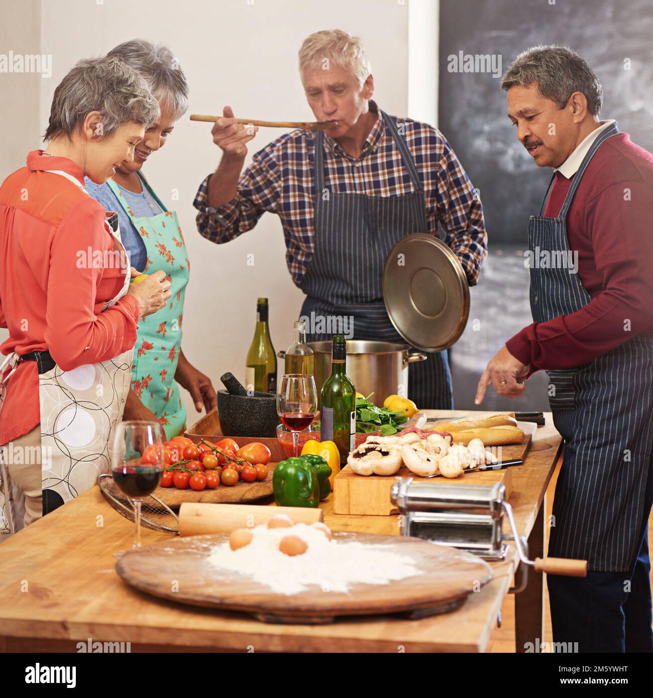 Women cooking group hi-res stock photography and images - Alamy