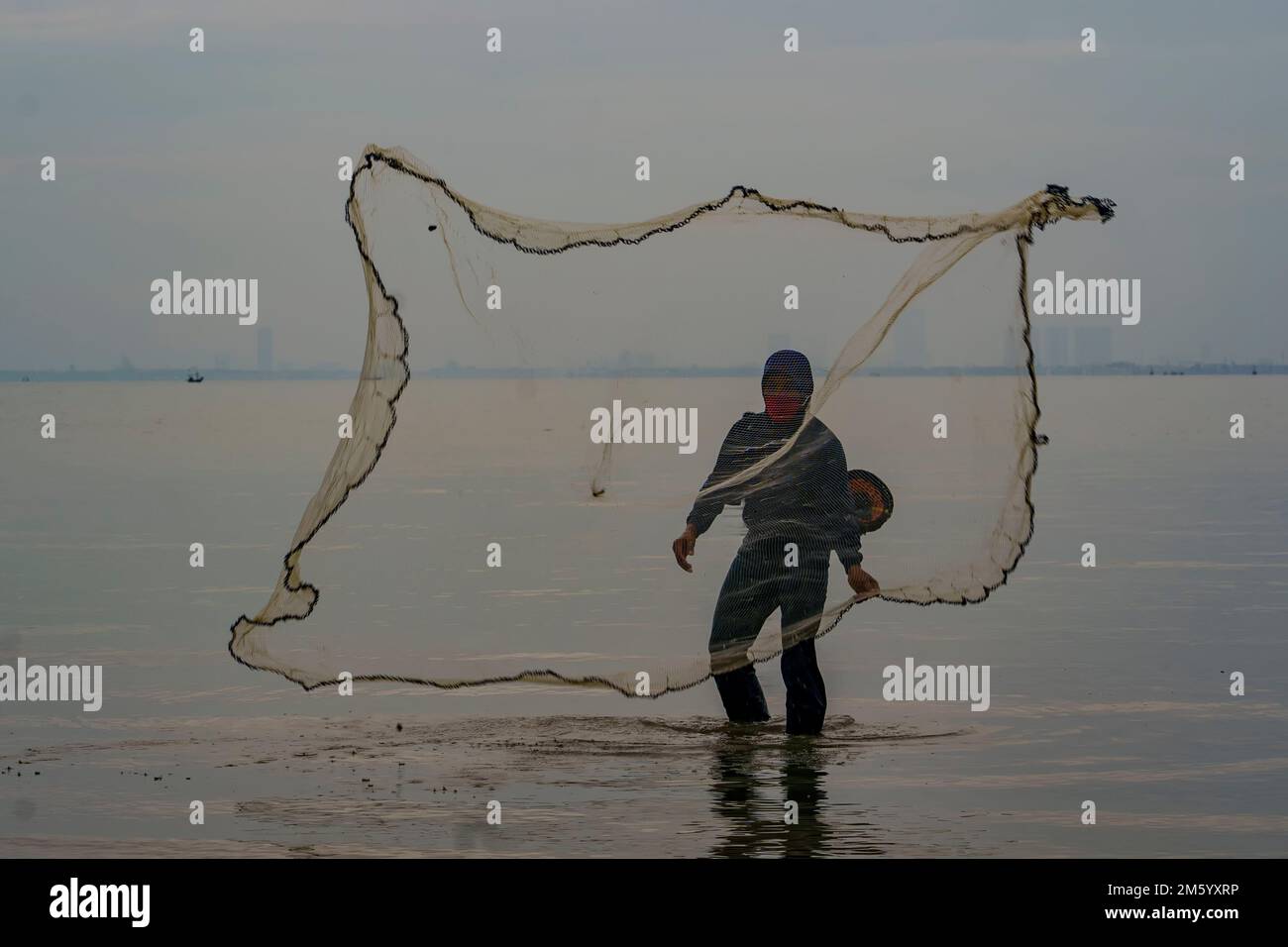 Asian fisherman using fishing net hi-res stock photography and images ...