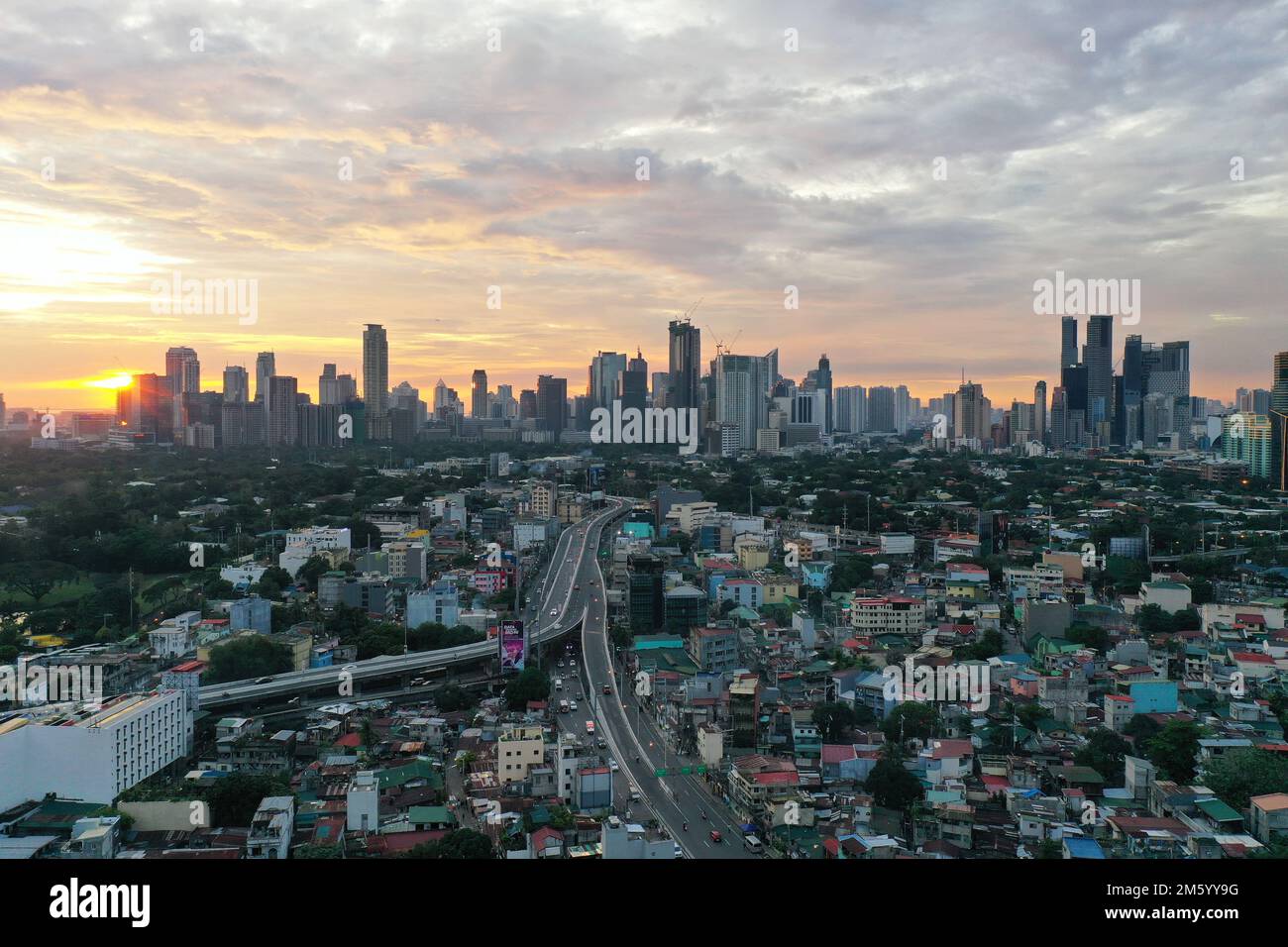 Makati, Philippines. 31st Dec, 2022. Dramatic sunset at 5:37pm in Metro ...