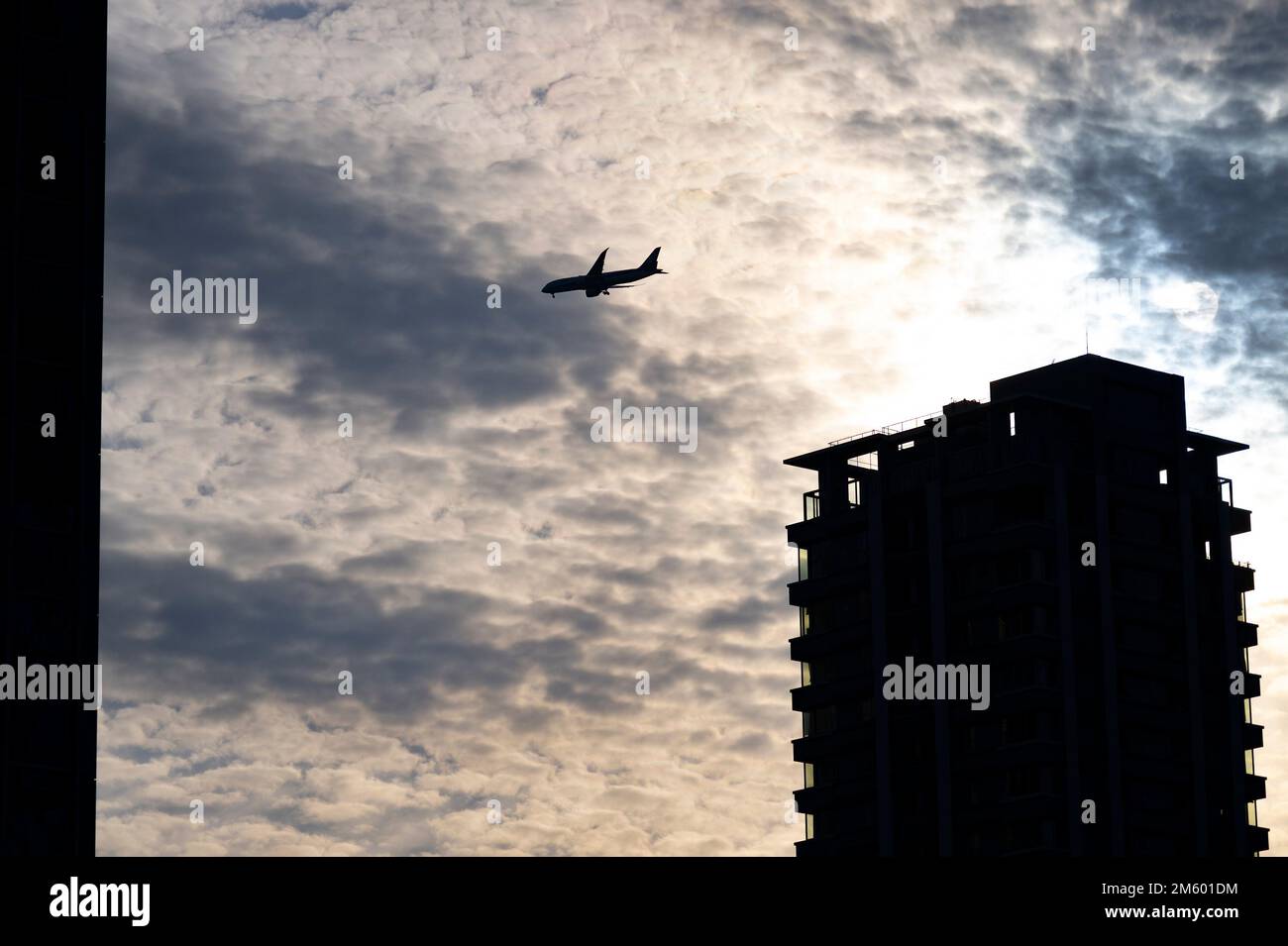 Tokyo, Japan. 10th Nov, 2022. A plane on final approach to Haneda ...