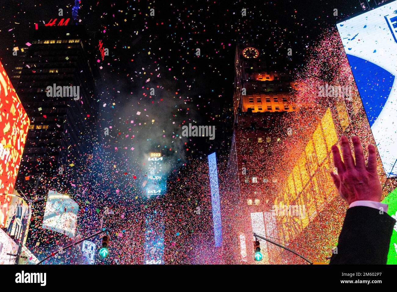 Crowds gather in times square hi-res stock photography and images - Alamy