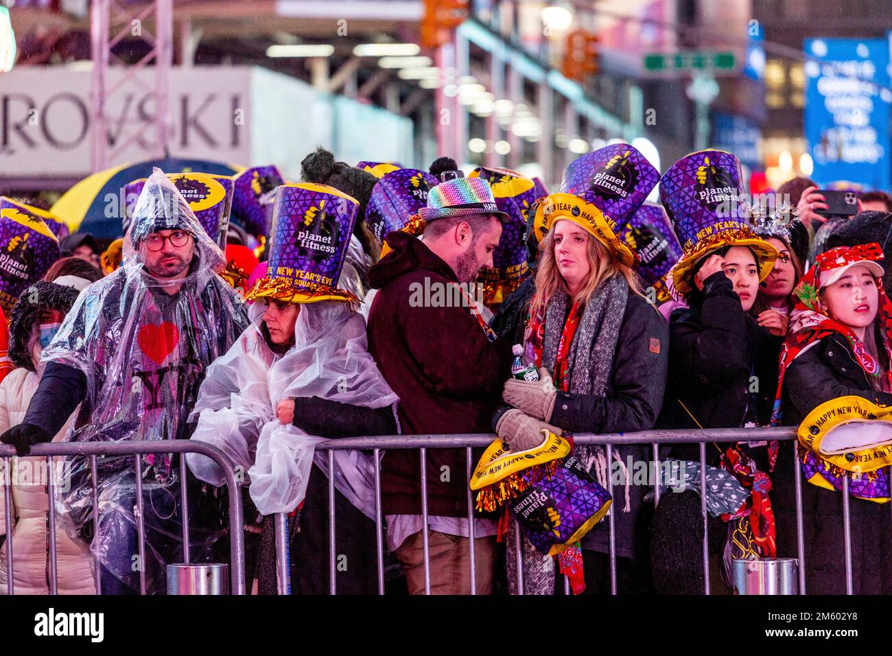 Crowds gather in times square hi-res stock photography and images - Alamy
