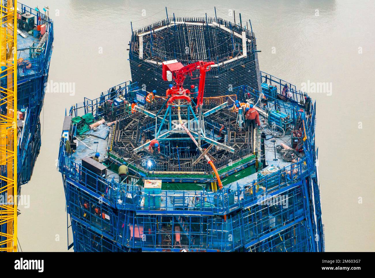 TAIZHOU, CHINA - JANUARY 1, 2023 - Aerial photo workers carry out the ...