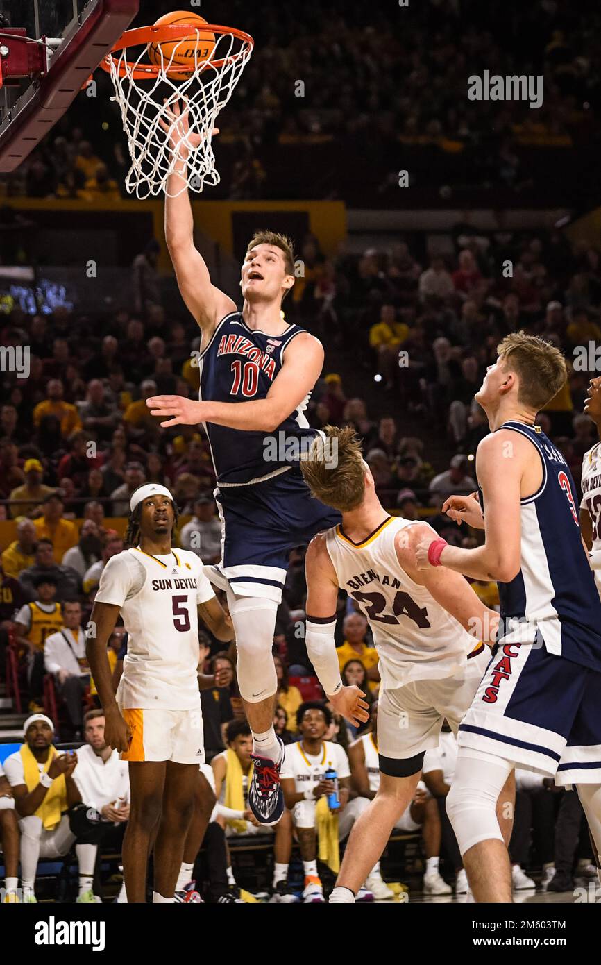 University of Arizona forward Azuolas Tubelis (10) attempts a lay up in ...