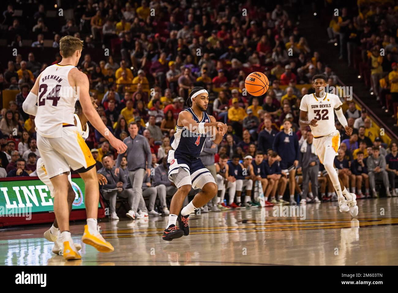 University of Arizona guard Kylan Boswell (4) passes the ball down ...