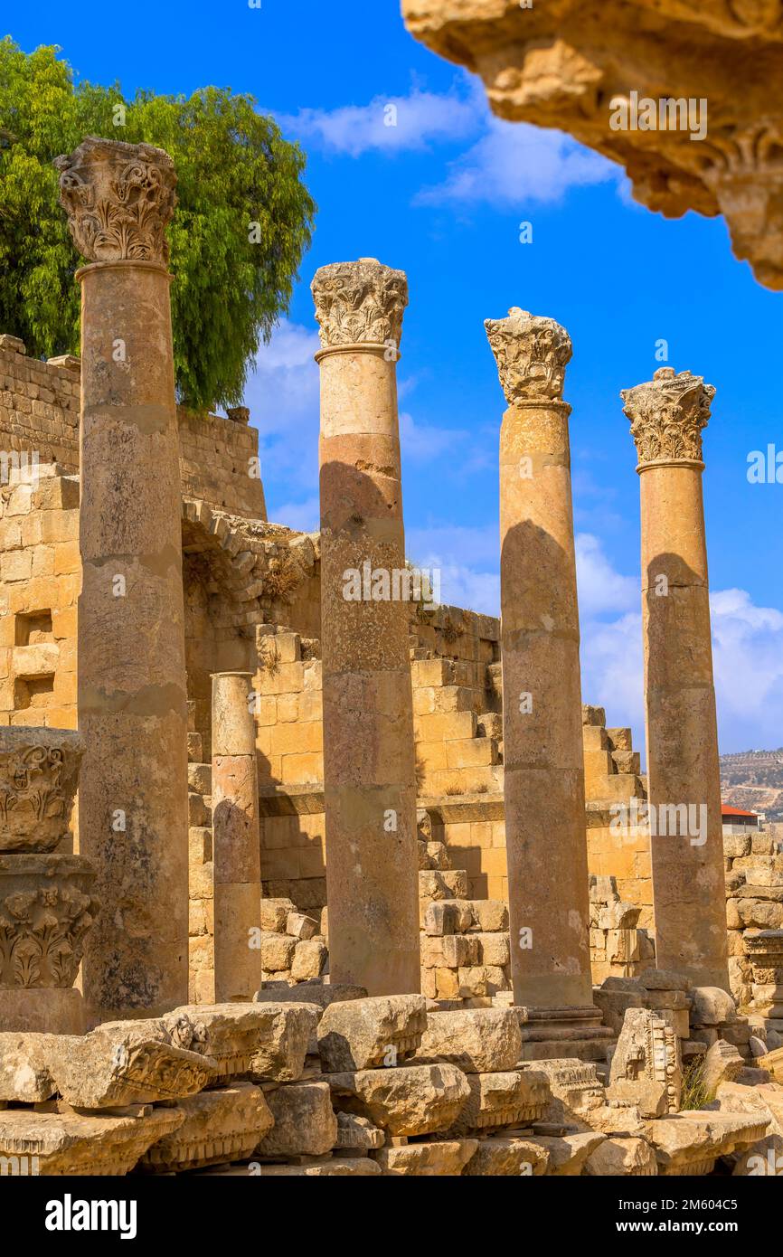 Jerash, Jordan, Columns of ancient street cardo maximus, Ancient Roman ...