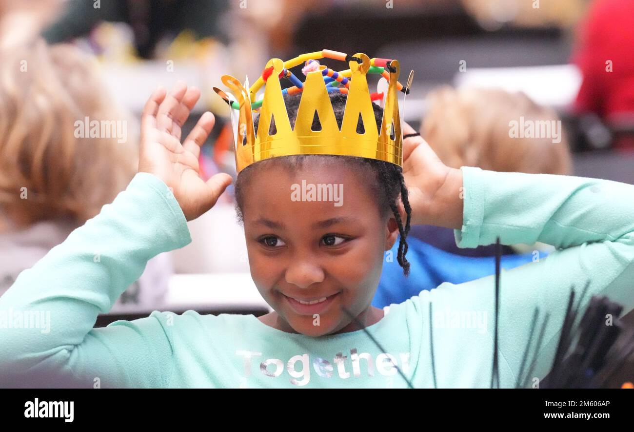 St. Louis, United States. 31st Dec, 2022. A young girl try on her crown ...