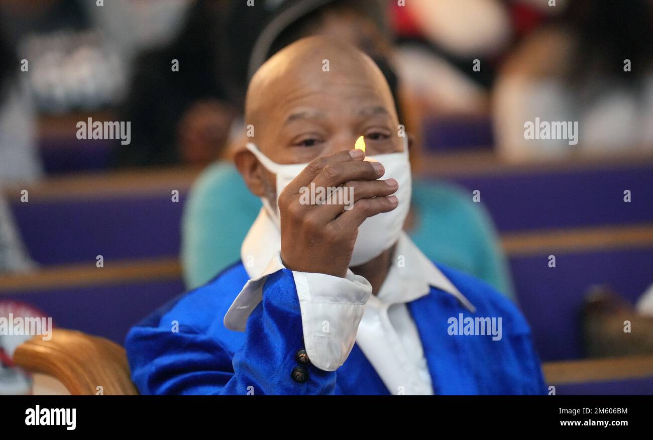 St. Louis, United States. 31st Dec, 2022. Mourner Kenny Rhodes holds a ...