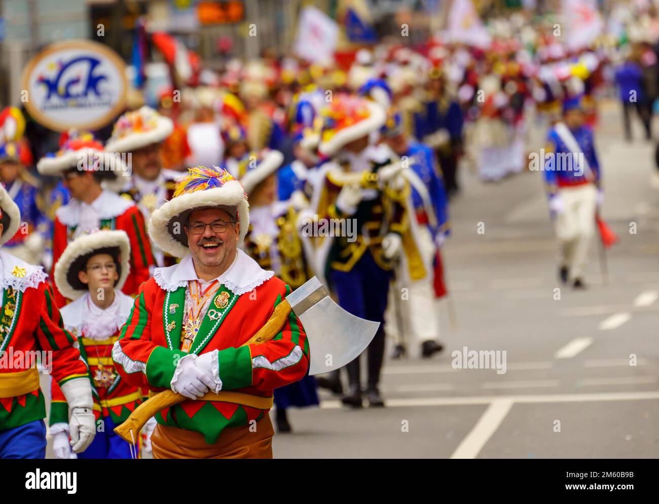 Mainz, Germany. 01st Jan, 2023. A guardsman of the Jocus Guard carries ...