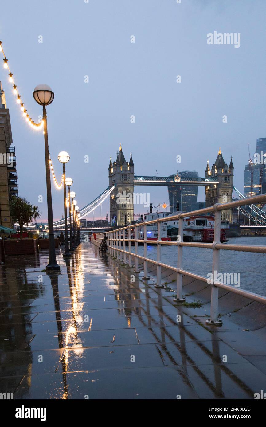 London skyline at night rain hi-res stock photography and images - Alamy