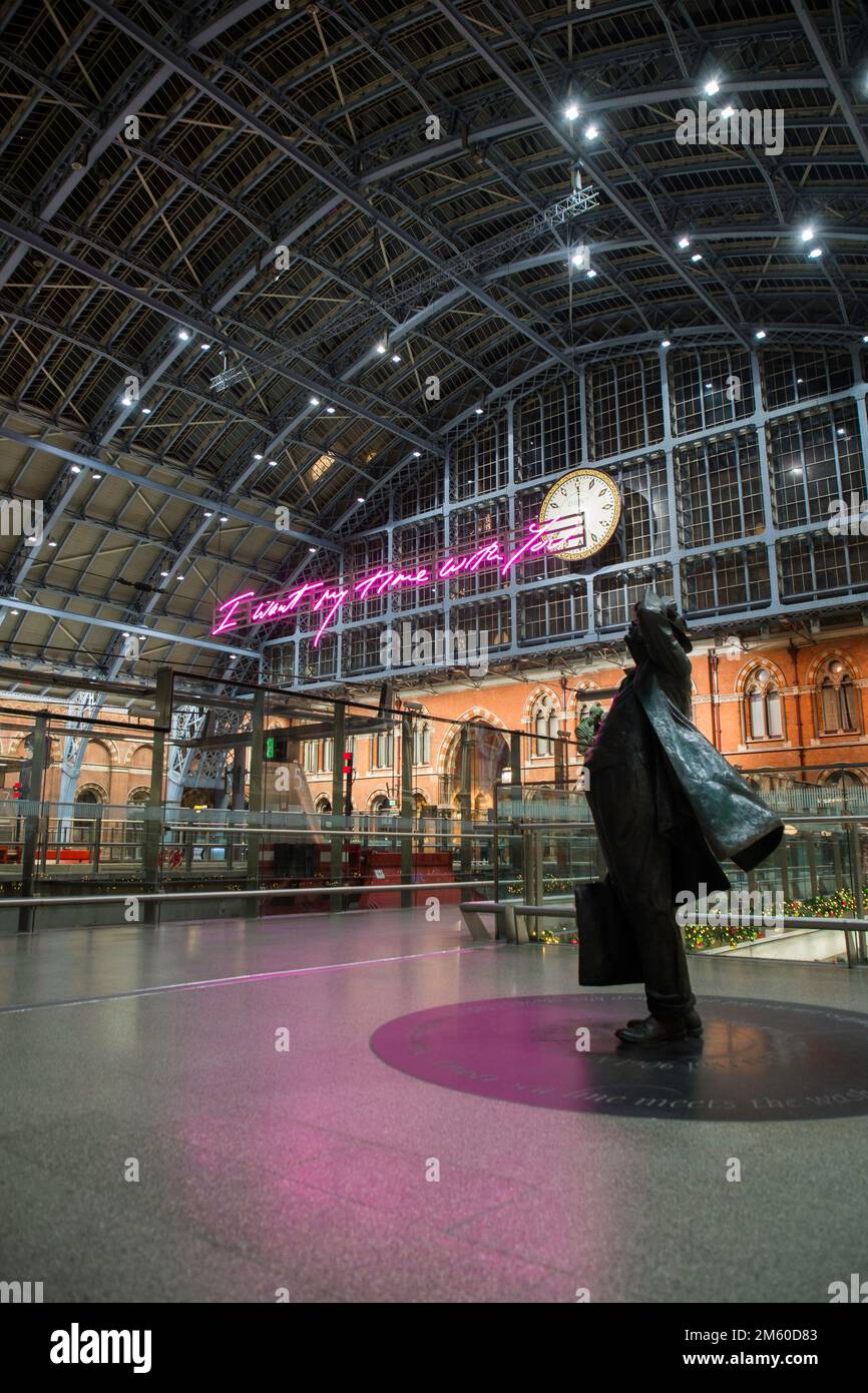 Statue of John Betjeman and the lovers statue at St Pancras Station ...