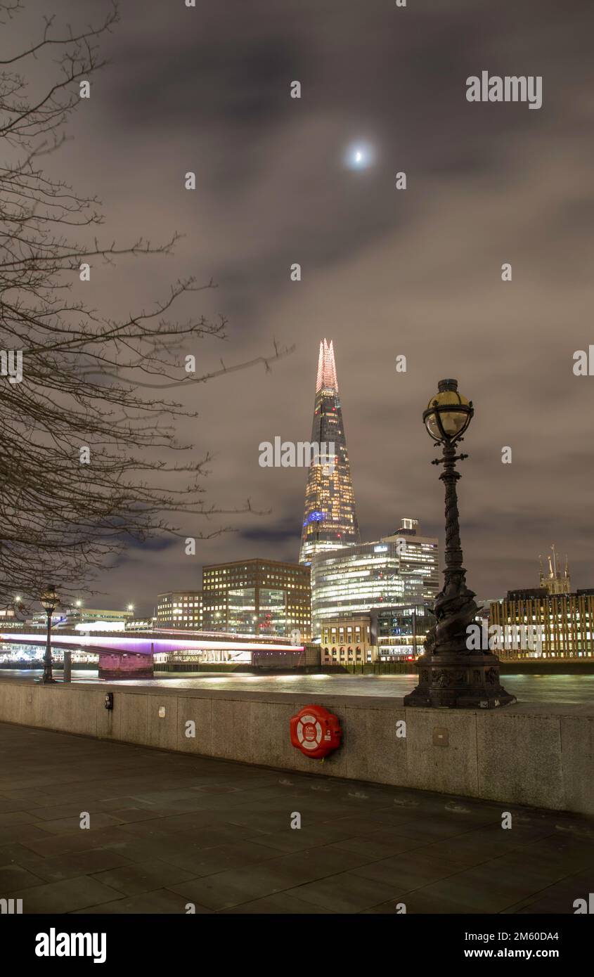 The shard and moon hi-res stock photography and images - Alamy