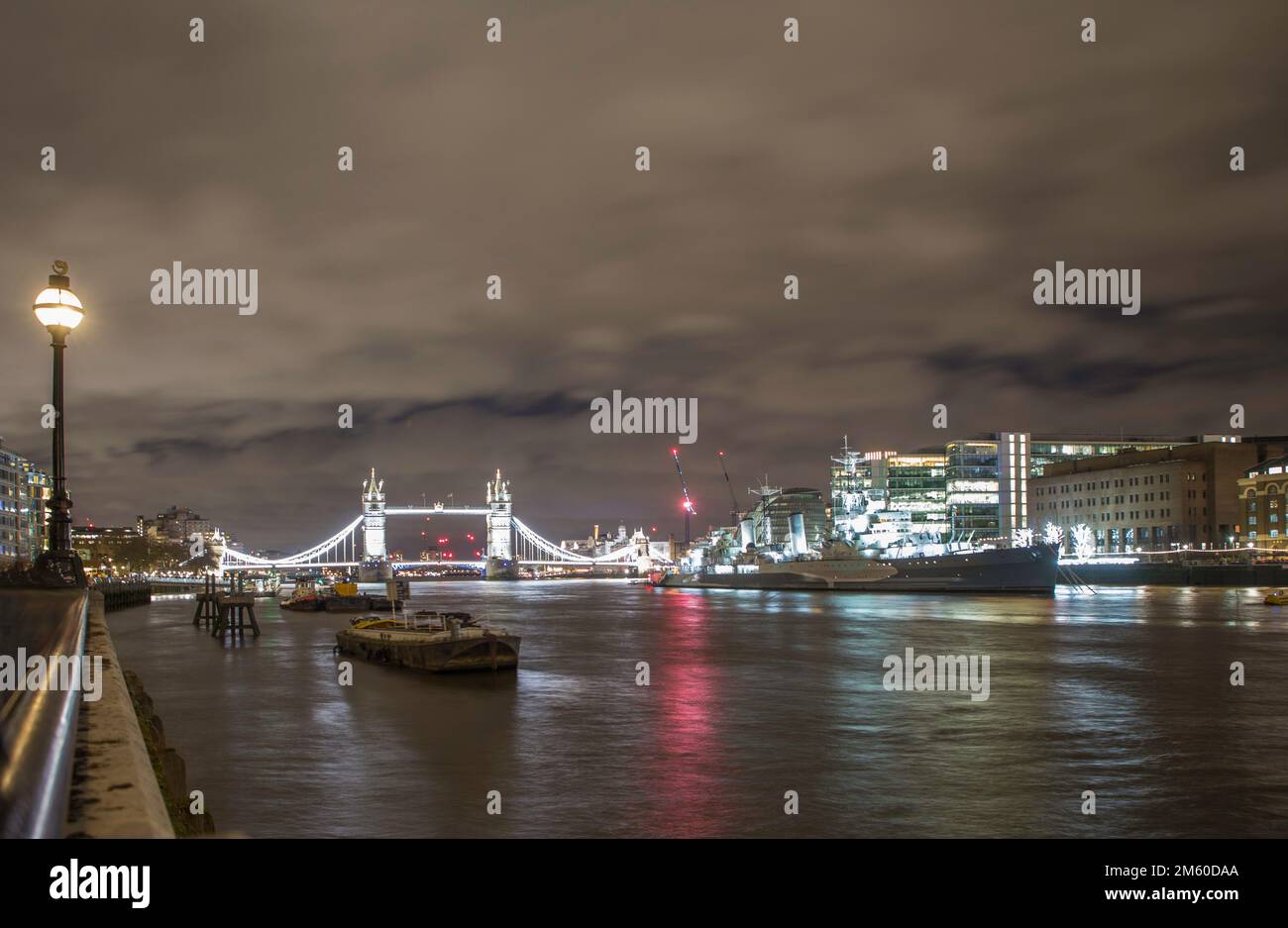 London tower bridge aerial night hi-res stock photography and images ...