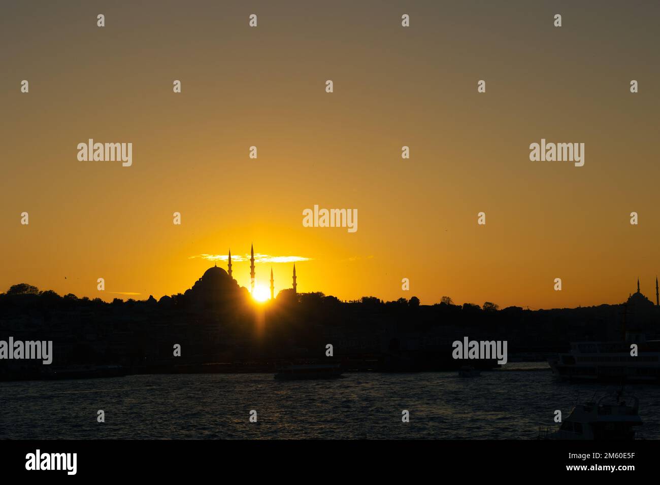 Istanbul skyline at sunset. Suleymaniye Mosque and sunlight beams ...