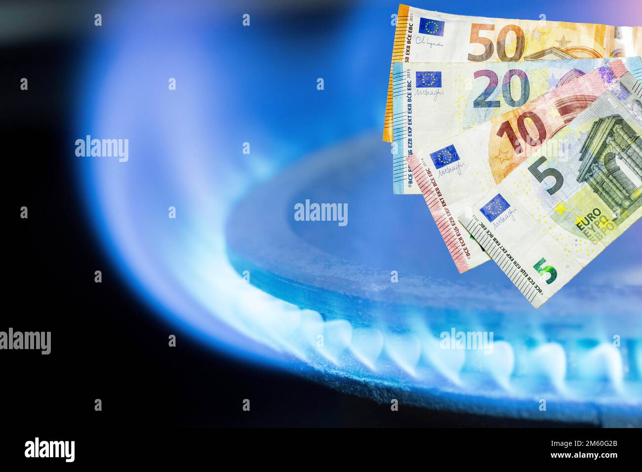 Symbolic image, gas cooker, gas flame, gas price, gas price increase ...