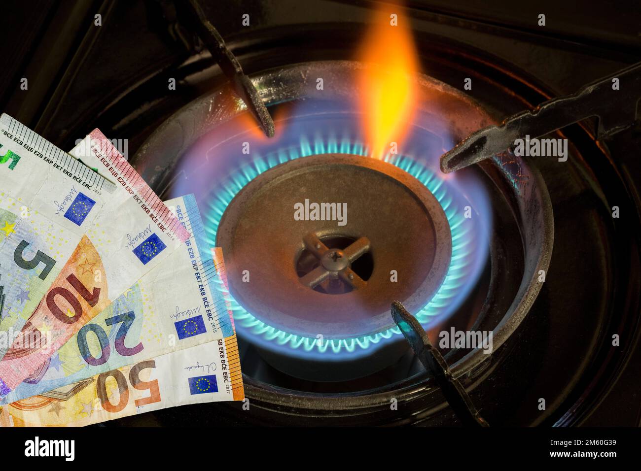 Symbolic image, gas cooker, gas flame, gas price, gas price increase ...