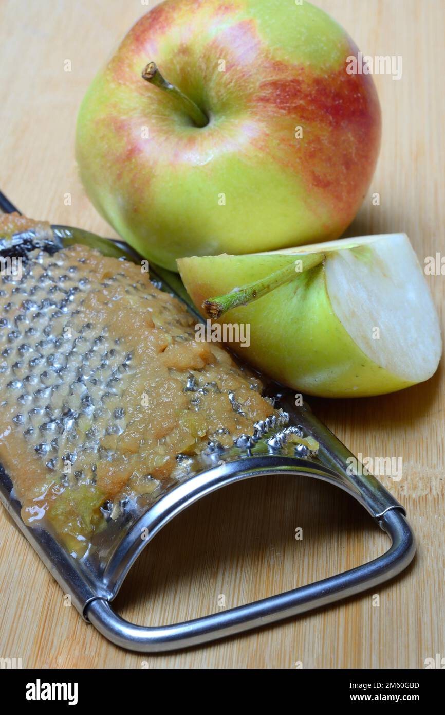 Apple and grater, applesauce Stock Photo - Alamy