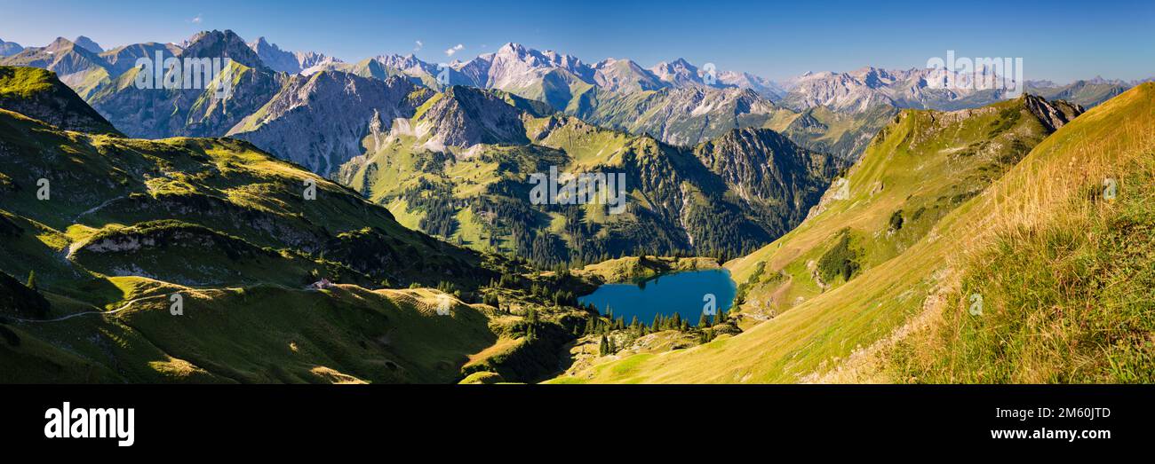 Mountain panorama from the Zeigersattel to the Seealpsee, in the back ...