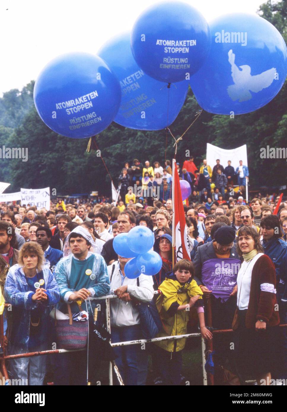 Bonn. Peace demonstration of 100, 000 to the Hofgarten on 18. 6. 1987 ...