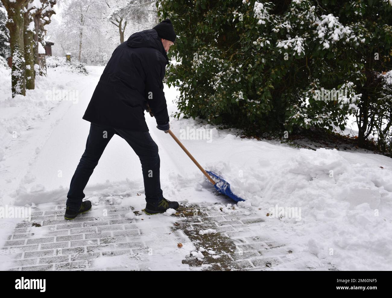 Snow on pavement hi-res stock photography and images - Alamy