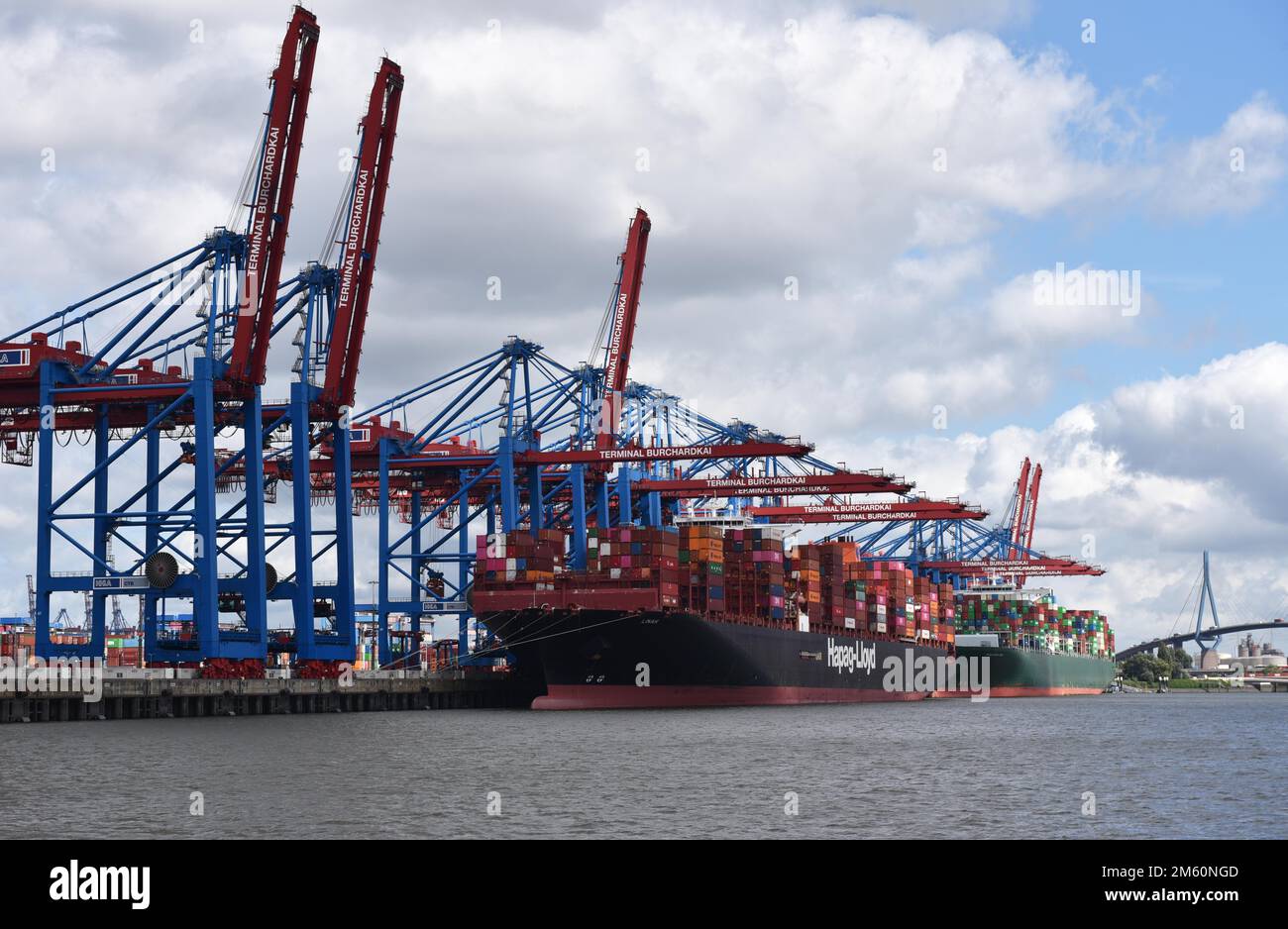 Container bridge, container crane, unloading container ships in the ...
